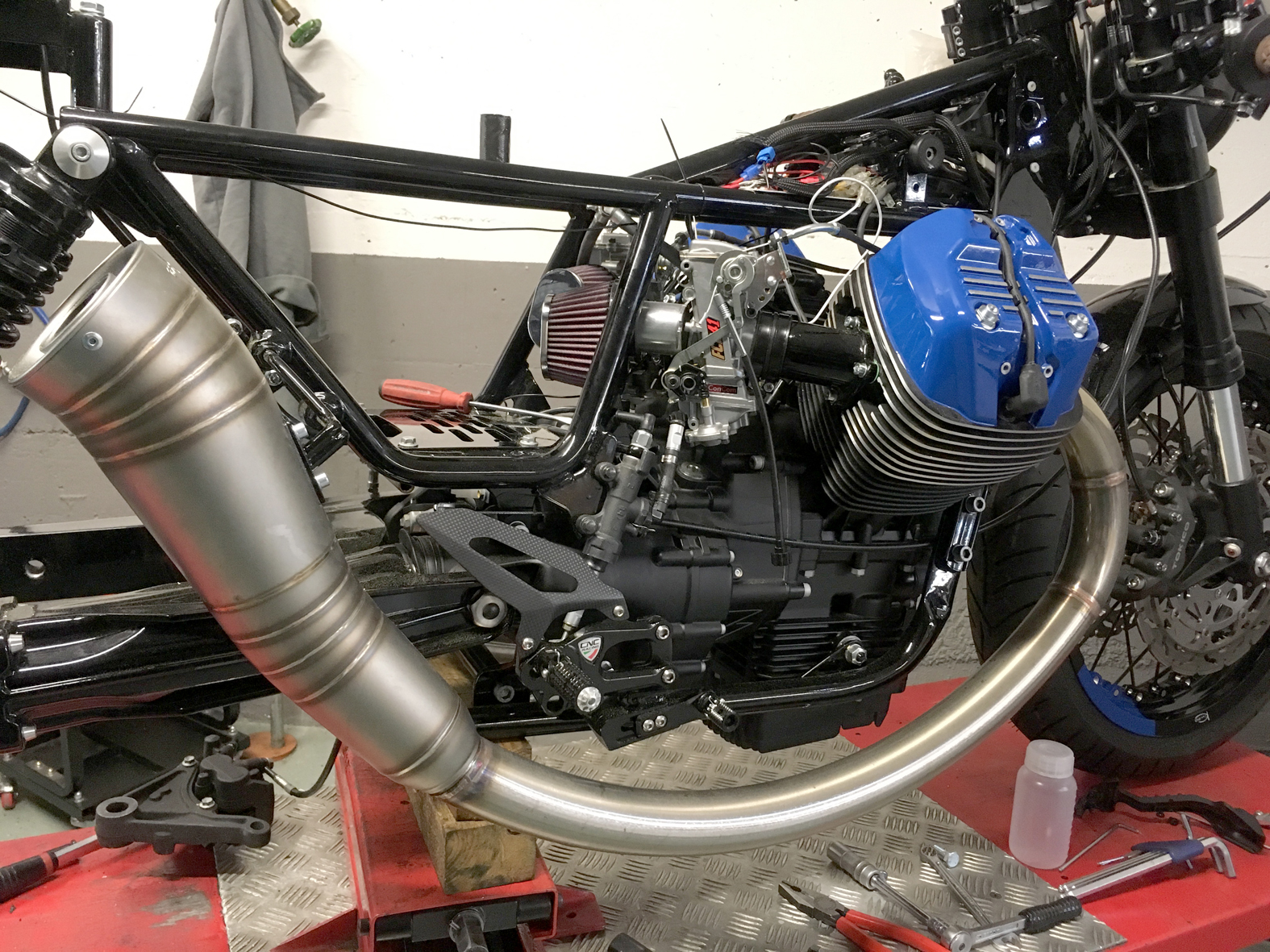 Moto Guzzi V9 Racer – Rhapsody in Blue – GANNET Design